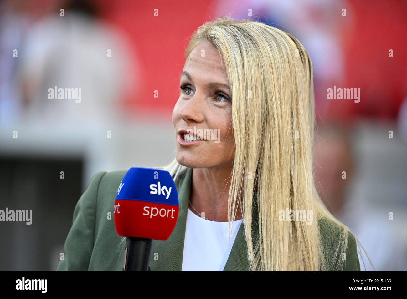 SKY TV expert, presenter, Julia Simic, portrait, blonde, smiles, in an ...