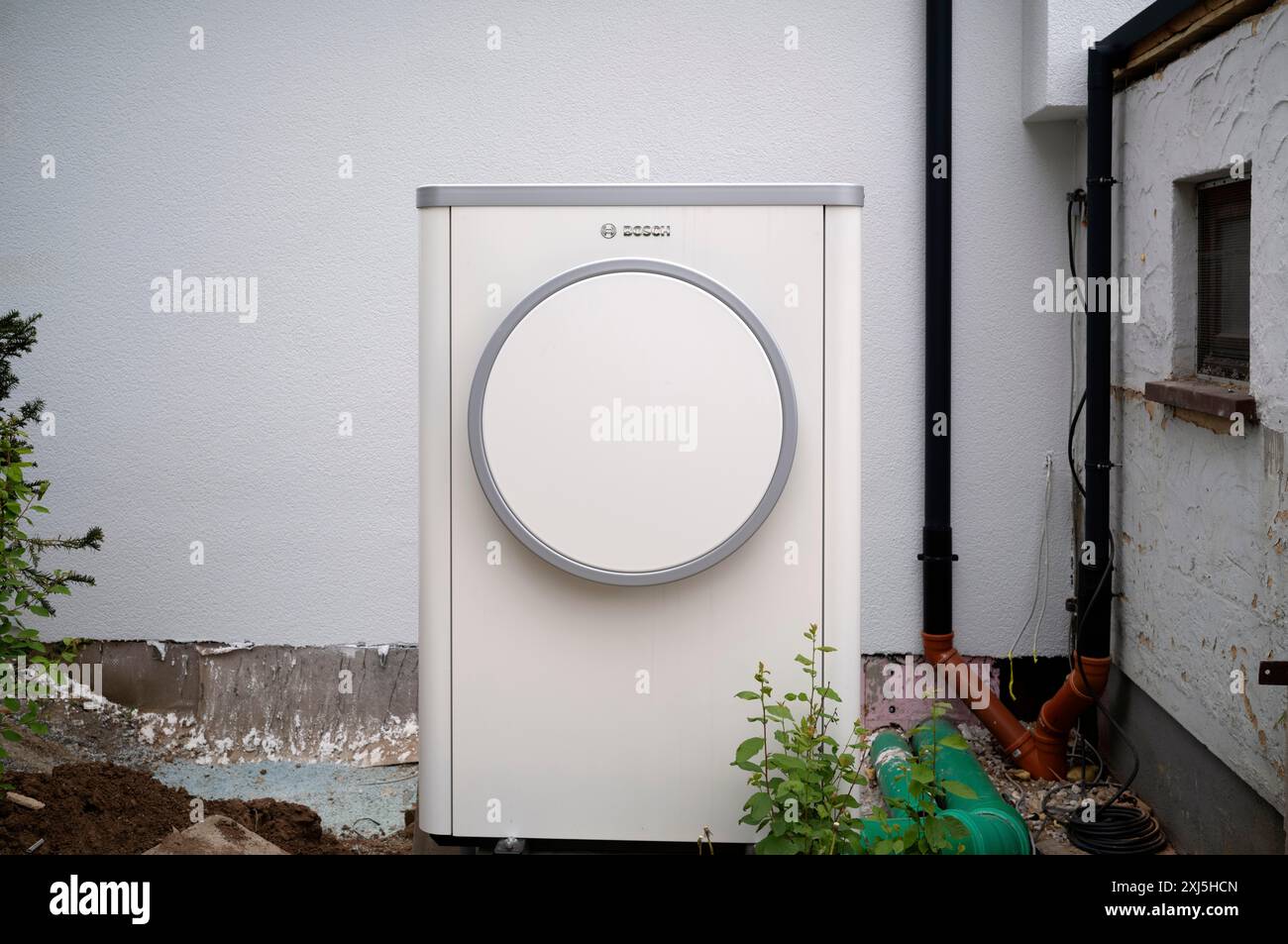 Bosch Compress 7400i AW air-to-water heat pump, logo, outdoor unit ...