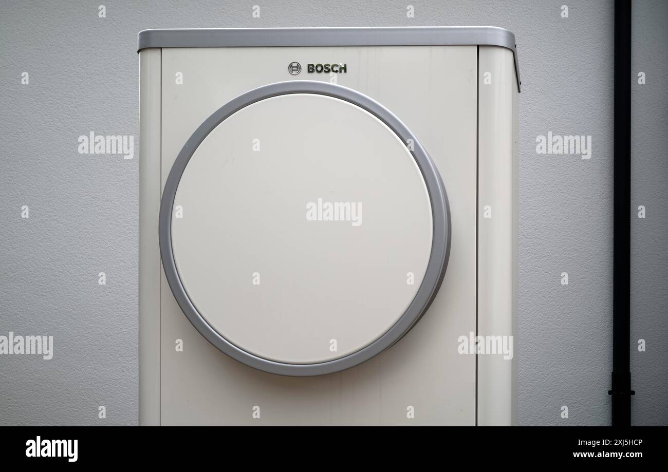 Bosch Compress 7400i AW air-to-water heat pump, logo, outdoor unit ...