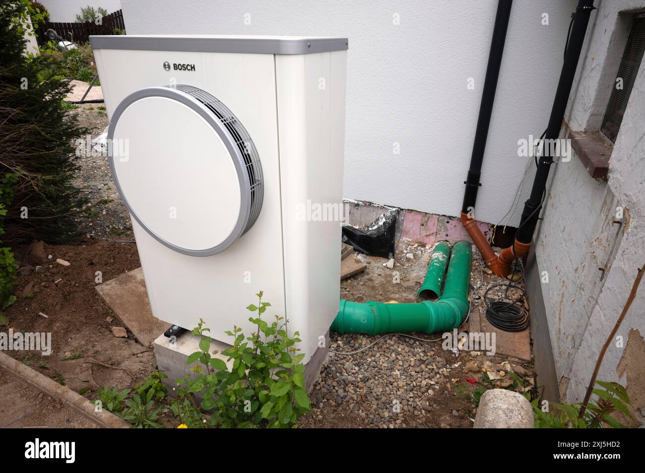 Bosch Compress 7400i AW air-to-water heat pump, logo, outdoor unit ...