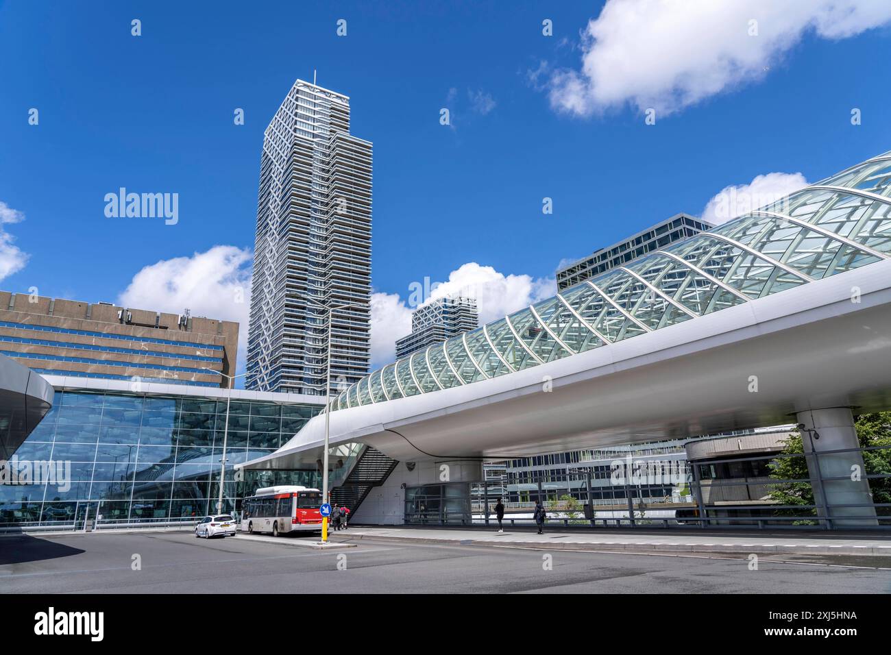 Busbahnhof, ÖPNV Anbindung im Hauptbahnhof von Den Haag, Centraal ...