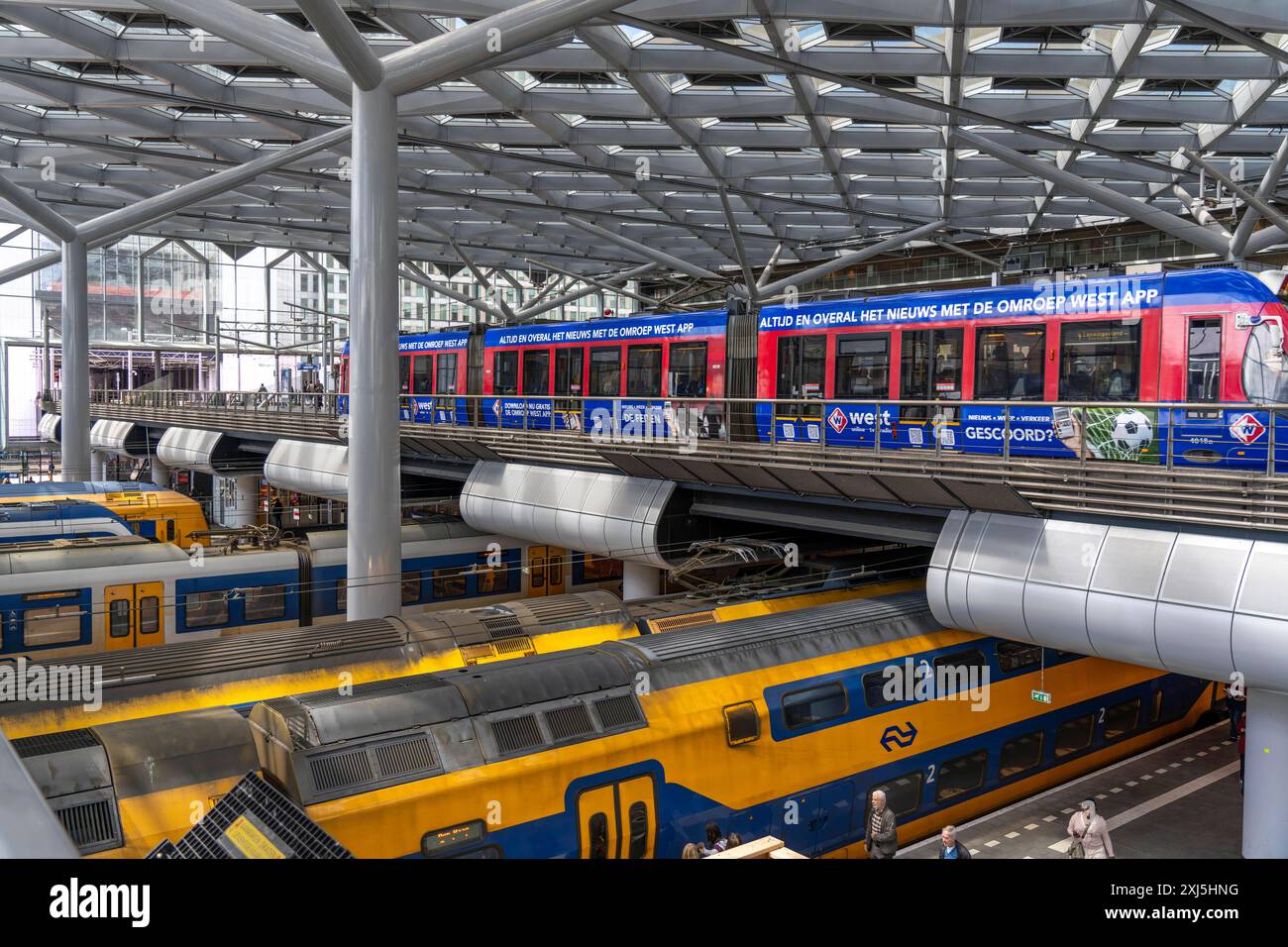 ÖPNV Anbindung im Hauptbahnhof von Den Haag, Centraal Station ...