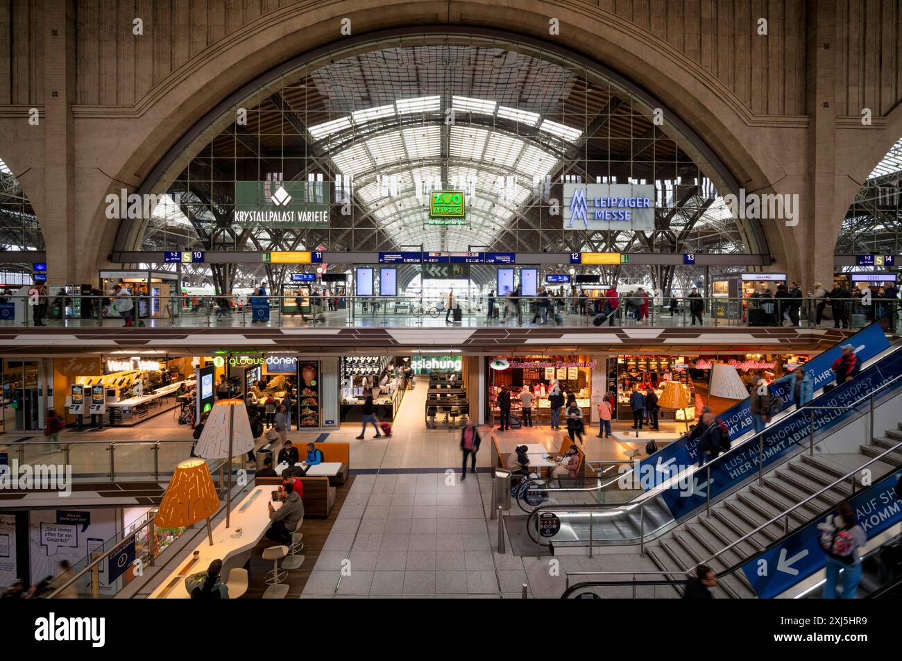 Promenades, shops, retail, station building, logo, trade fair ...