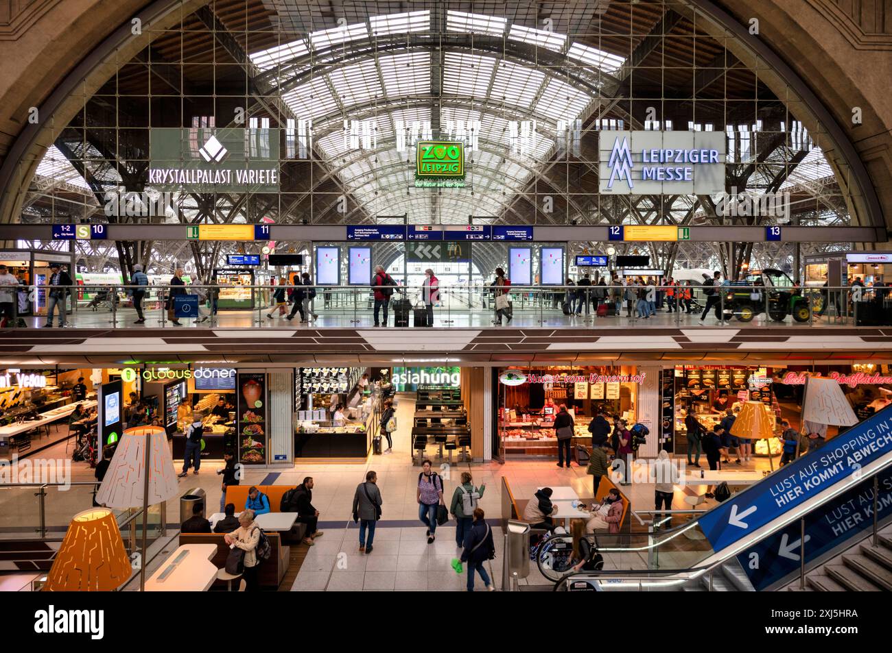 Promenades, shops, retail, station building, logo, trade fair ...