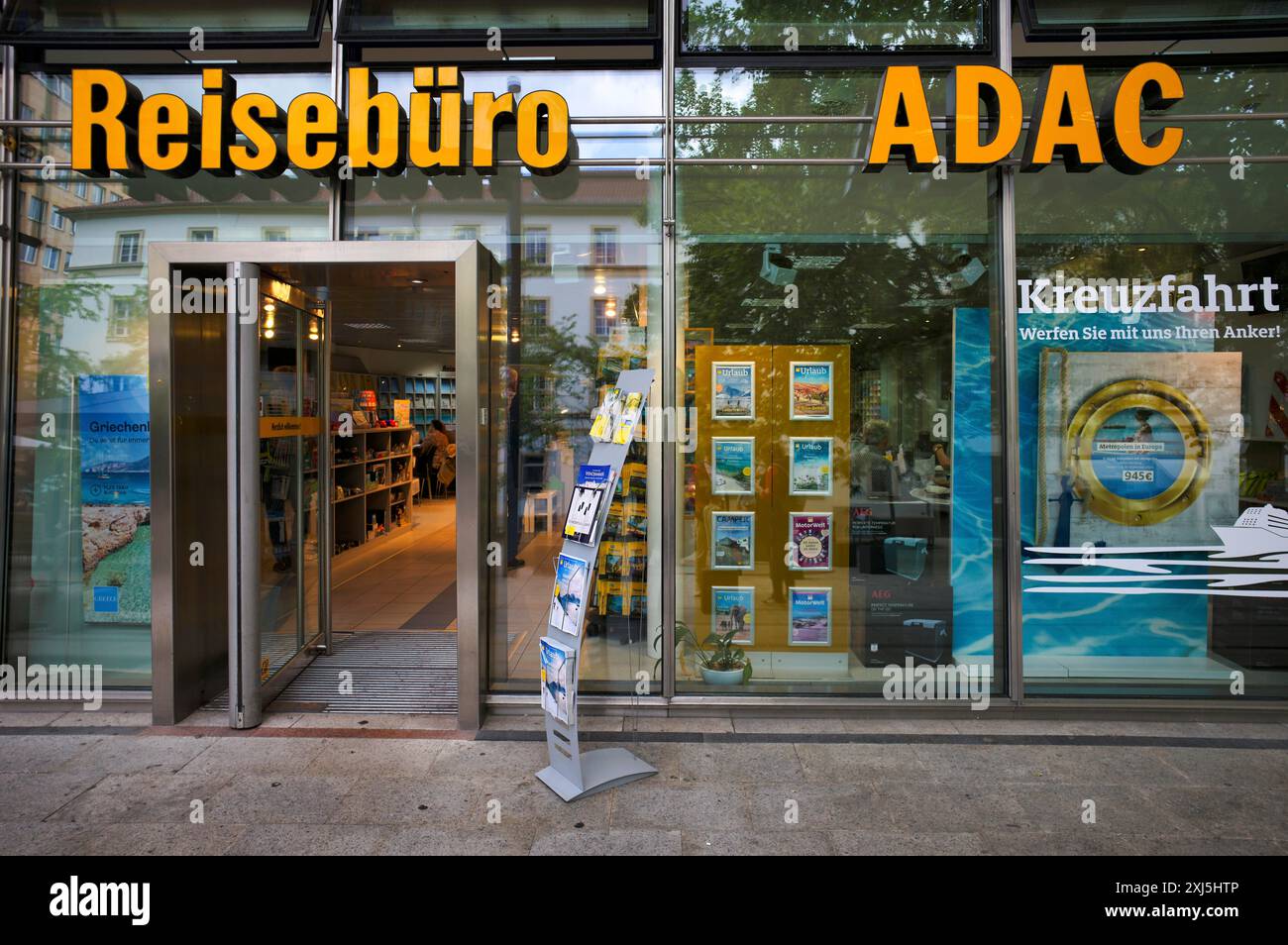 Travel agency logo hi-res stock photography and images - Alamy