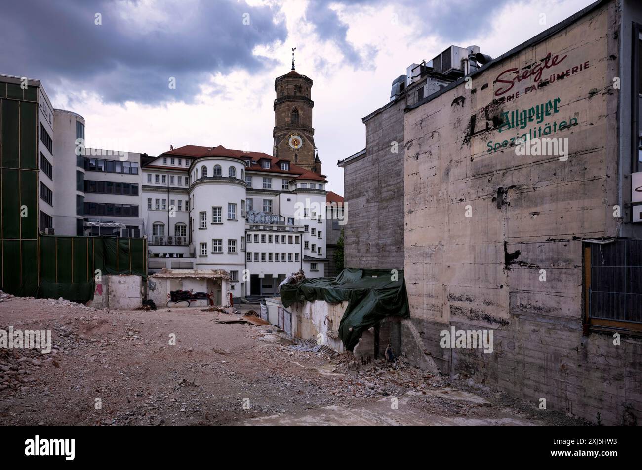 Construction site, construction fence, controversial construction ...