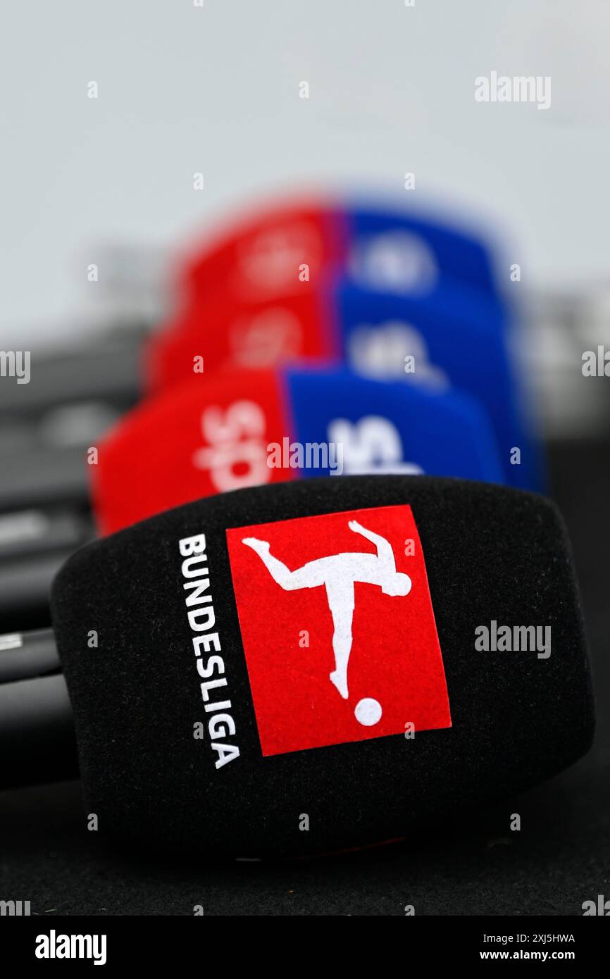 Various microphones, microphones, logo, Bundesliga, SKY, lying on table ...