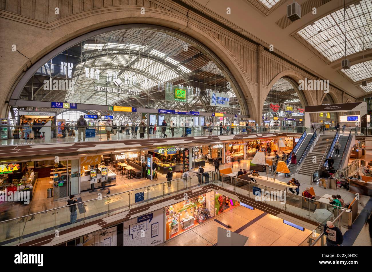 Promenades, shops, retail, station building, logo, trade fair ...