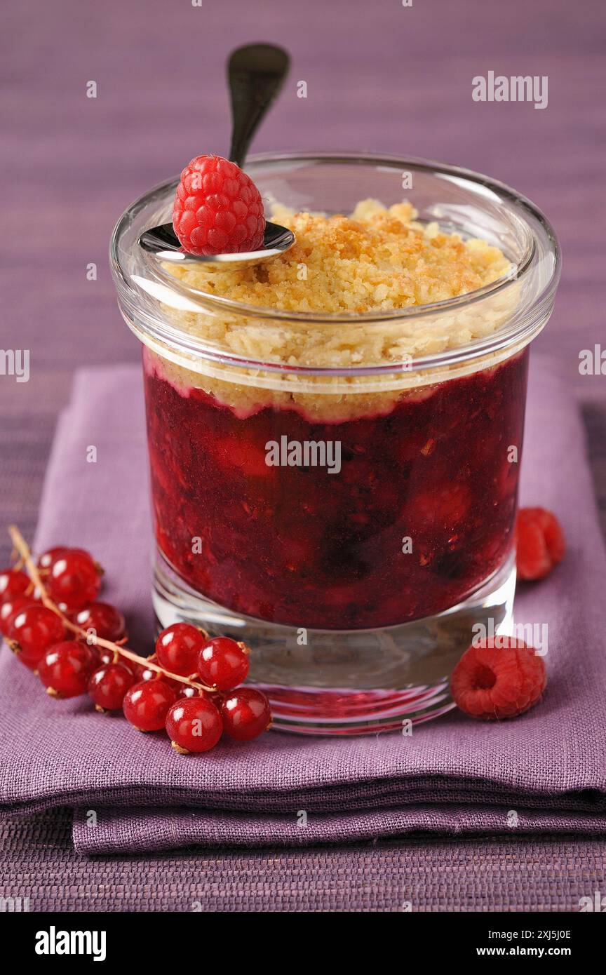 Summer fruit crumble Stock Photo - Alamy