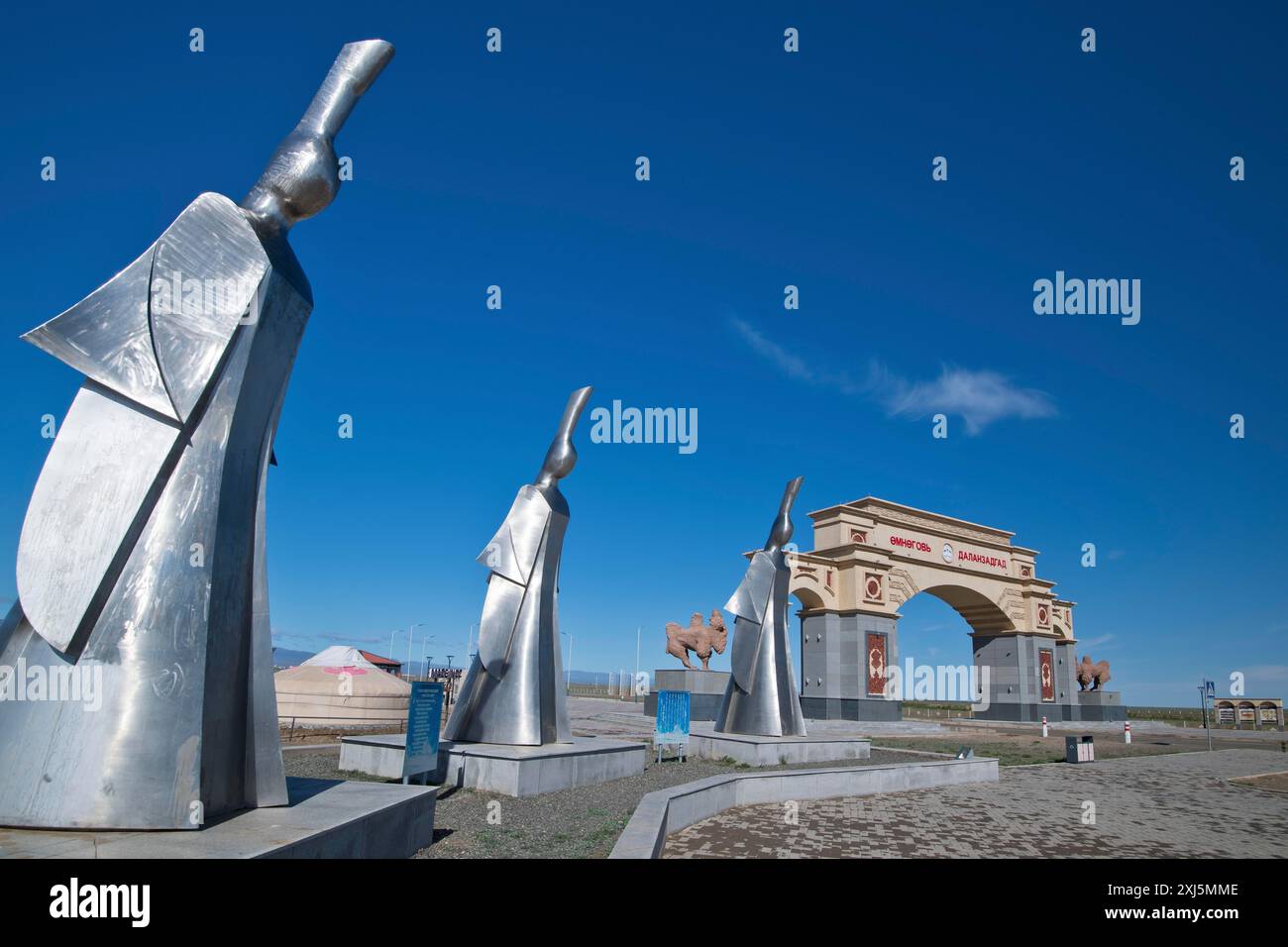 New City Gate, Welcome Gate with modern sculptures, Queens of the ...