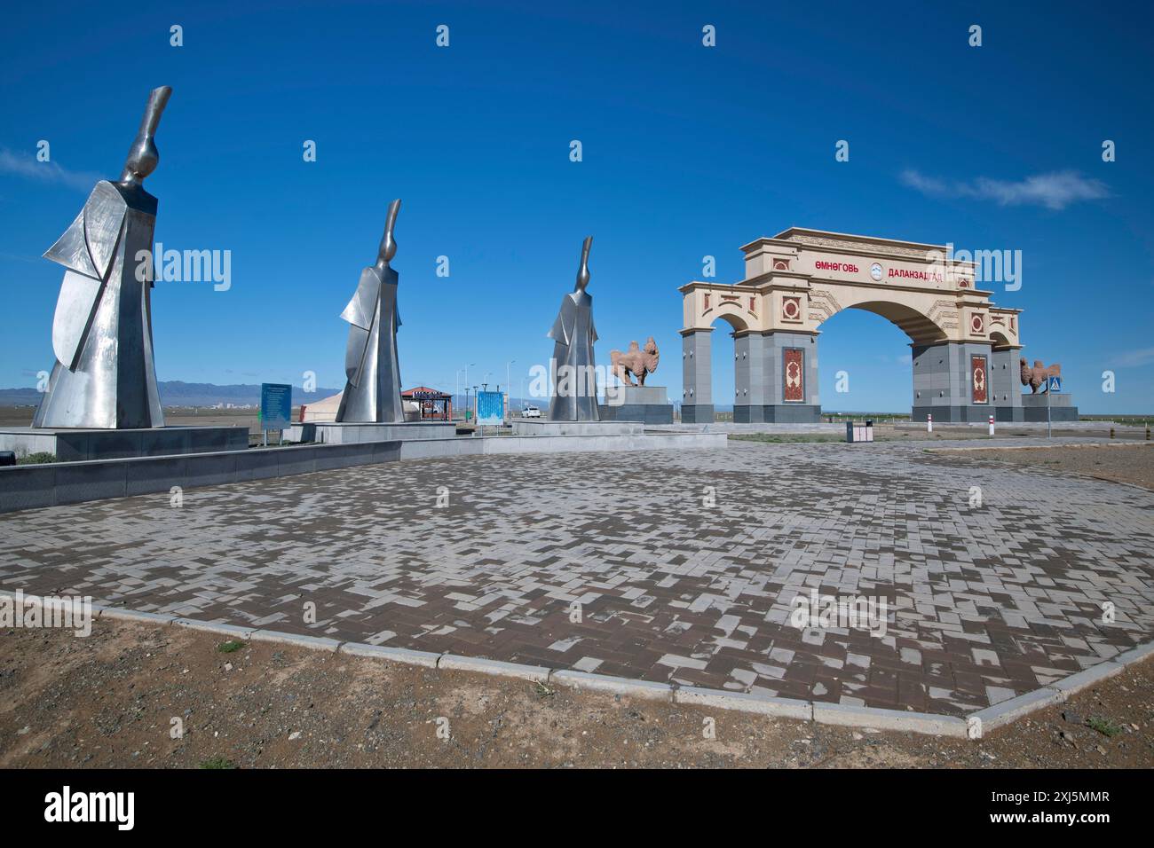 New City Gate, Welcome Gate with modern sculptures, Queens of the ...