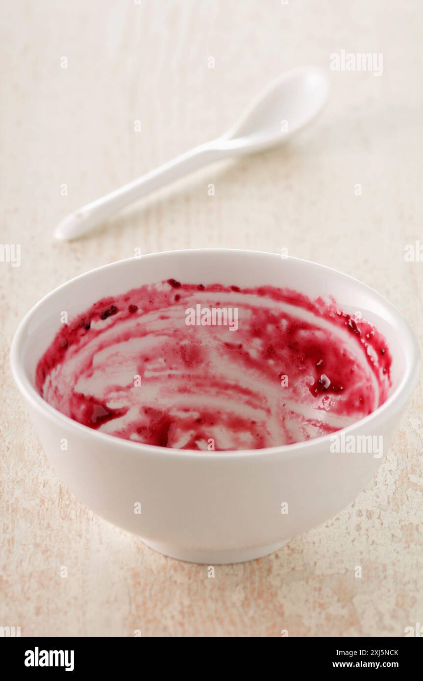Empty bowl of summer fruit jam Stock Photo - Alamy