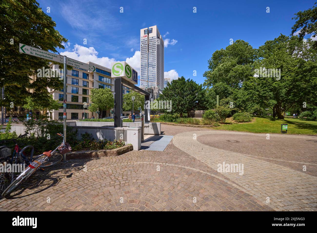 Taunusanlagen with underground station and UBS headquarters in the ...