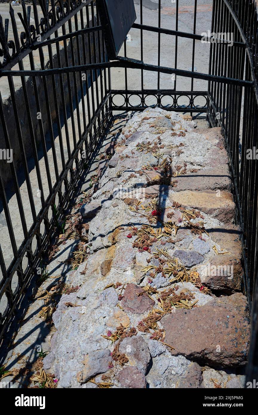 Fence enclosing hi-res stock photography and images - Alamy