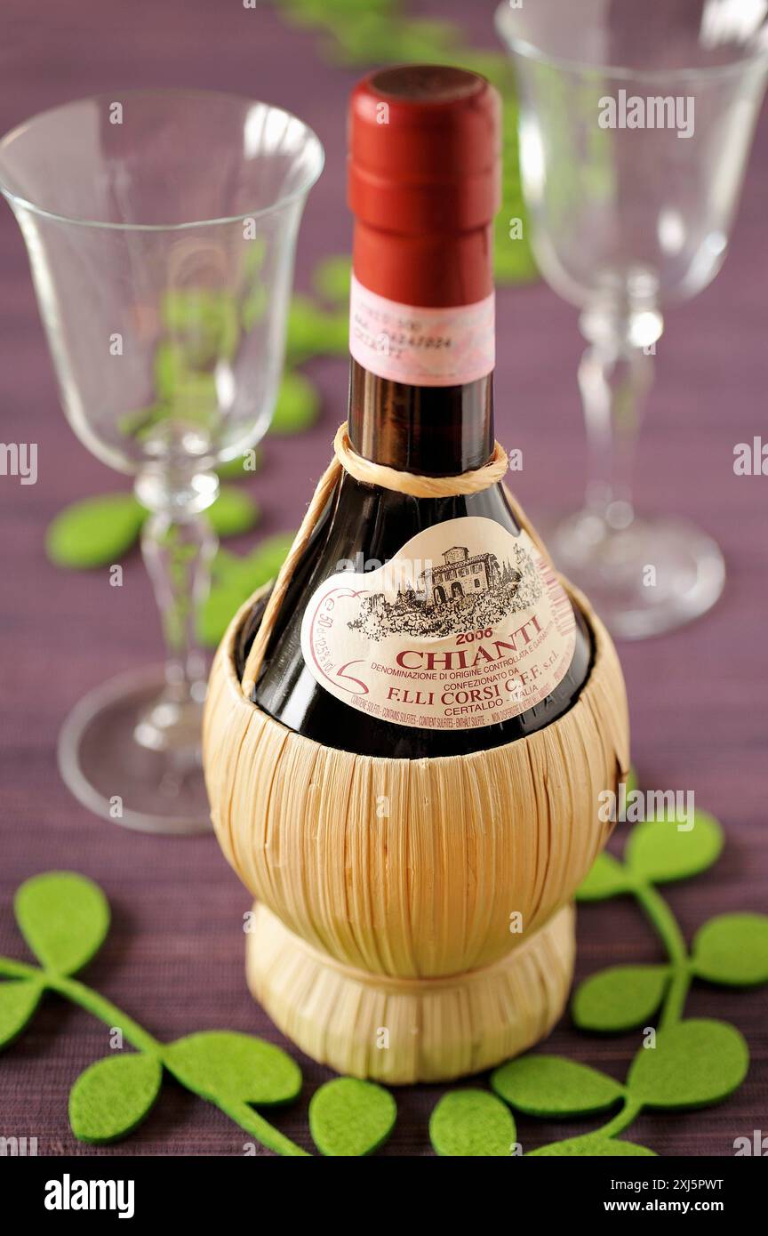 Chianti wine bottle hi-res stock photography and images - Alamy