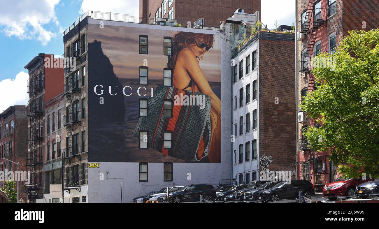 Hand-painted mural, woman with bag, advert for GUCCI, SoHo district ...