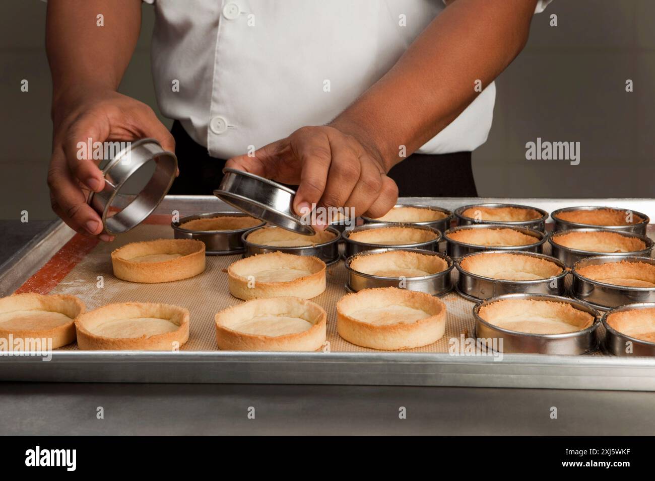 Tartlet tin hi-res stock photography and images - Alamy