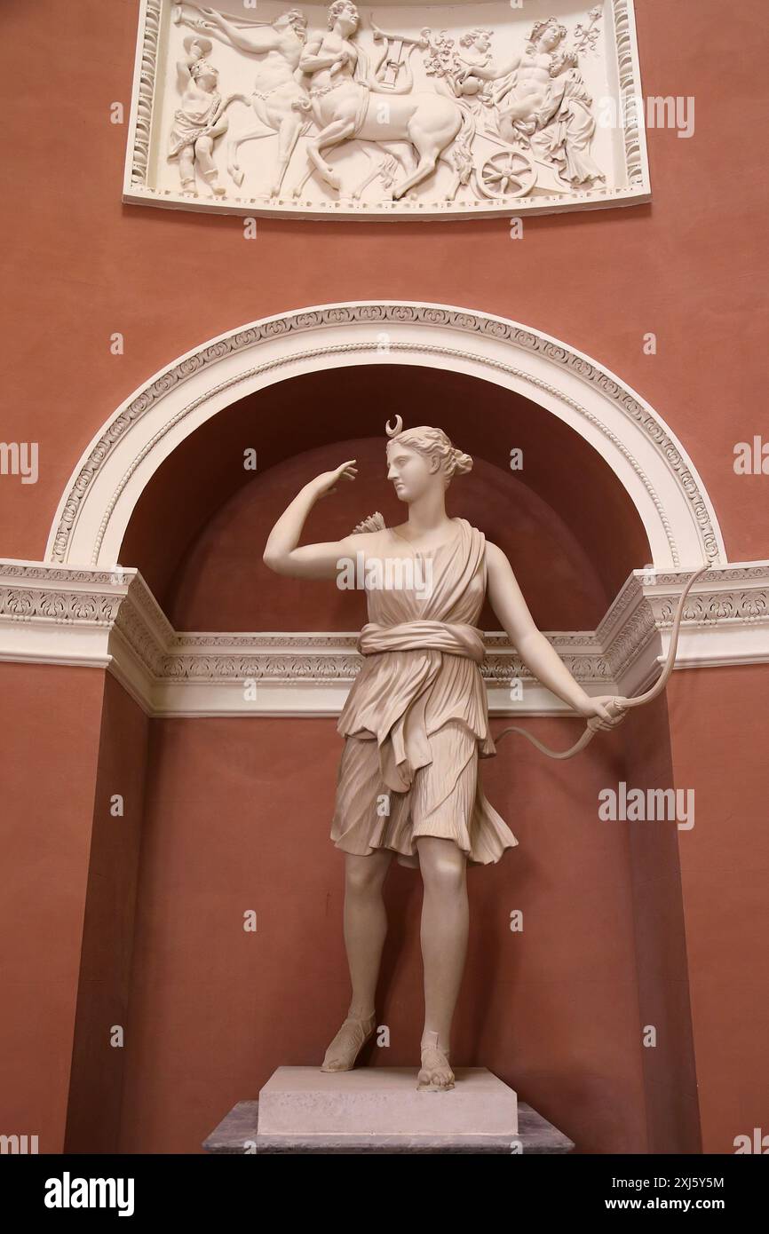 Diana (Roman Goddess of Hunting and the Moon) statue, Pantheon ...