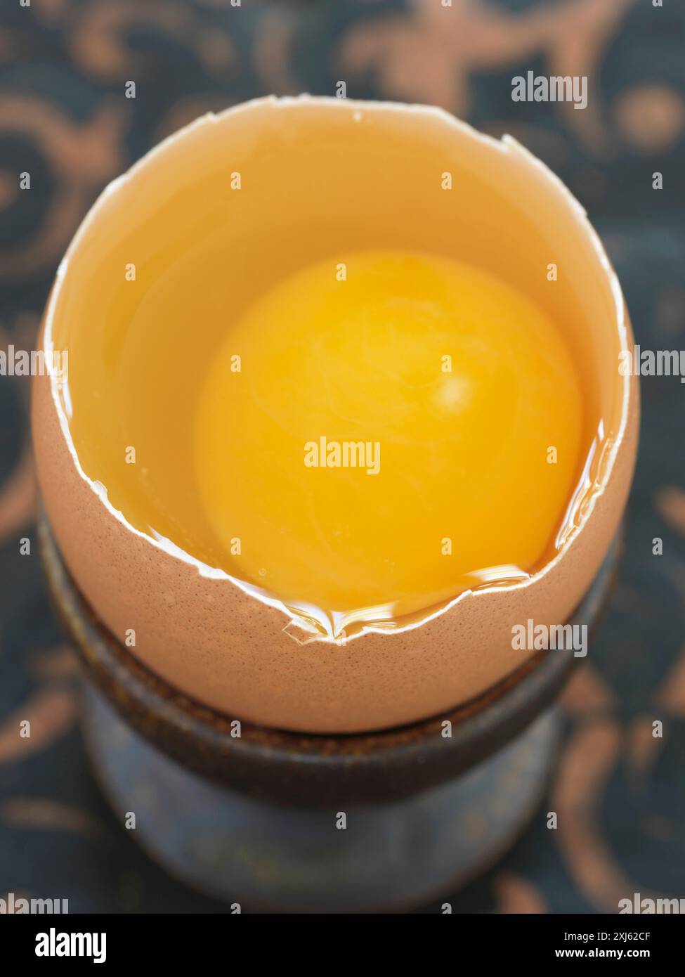 Open egg yolk hi-res stock photography and images - Alamy