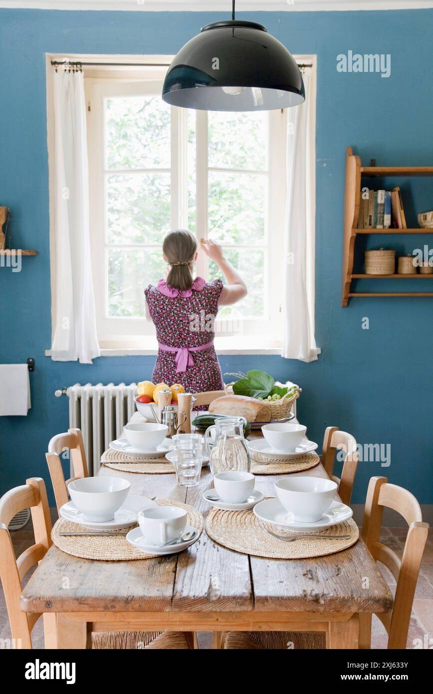 Closing a kitchen window hi-res stock photography and images - Alamy