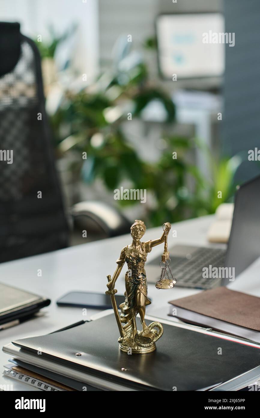 Blindfolded statue hi-res stock photography and images - Alamy