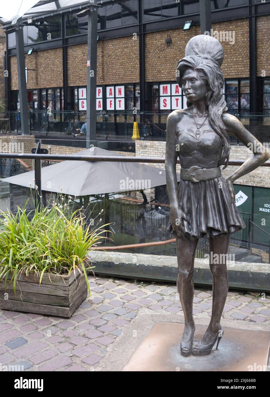 Amy Winehouse statue in Camden market,London Stock Photo - Alamy