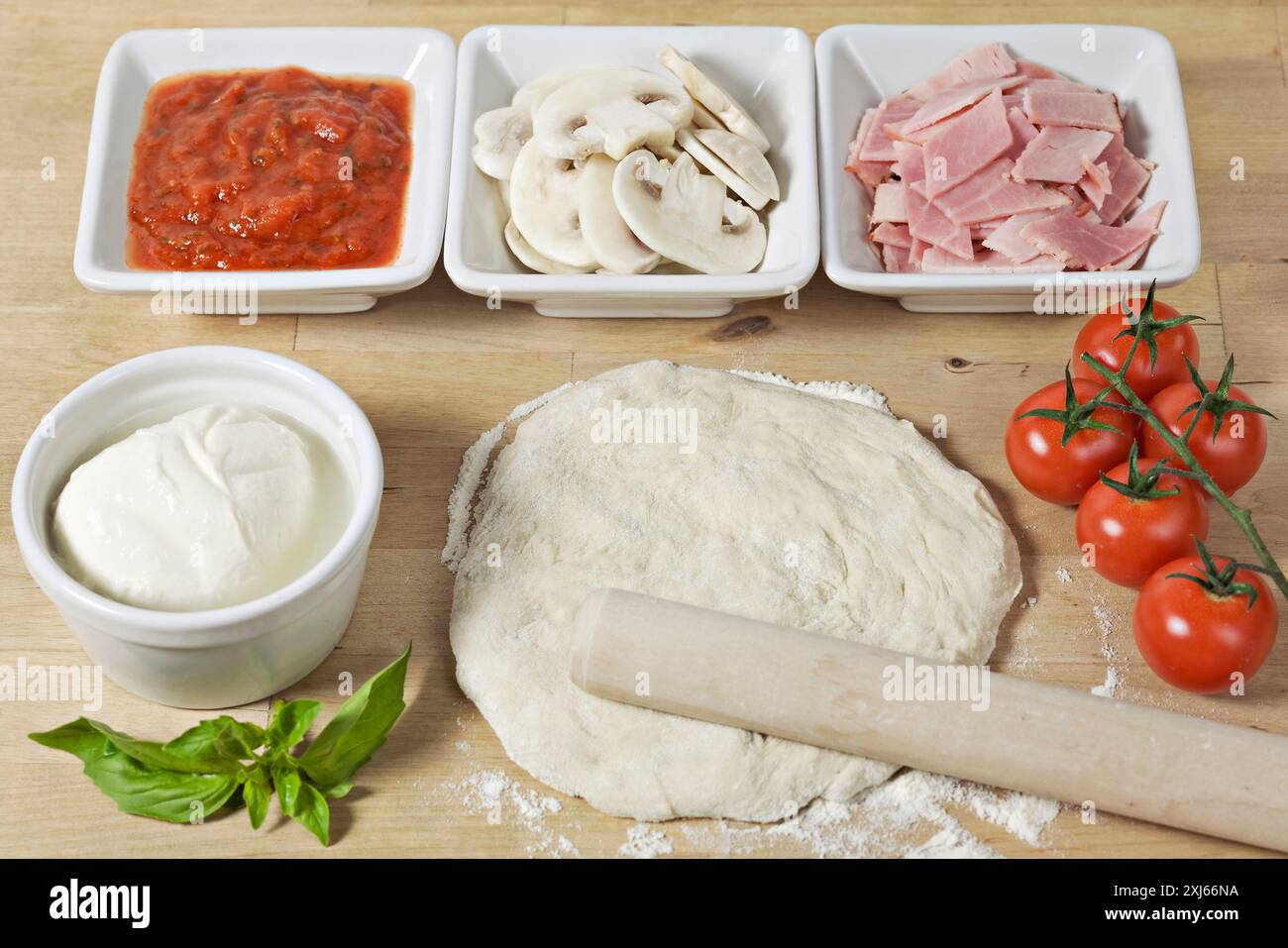 Ingredients for a Reine pizza Stock Photo - Alamy