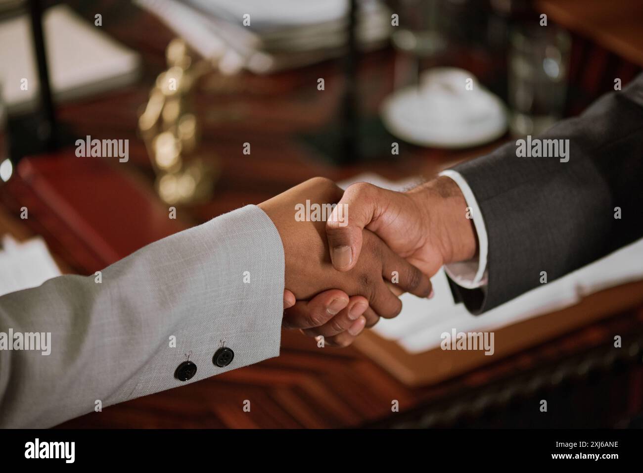 Business handshake diversity hi-res stock photography and images - Alamy