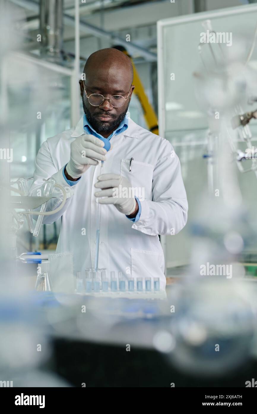 African american chemist making hi-res stock photography and images - Alamy