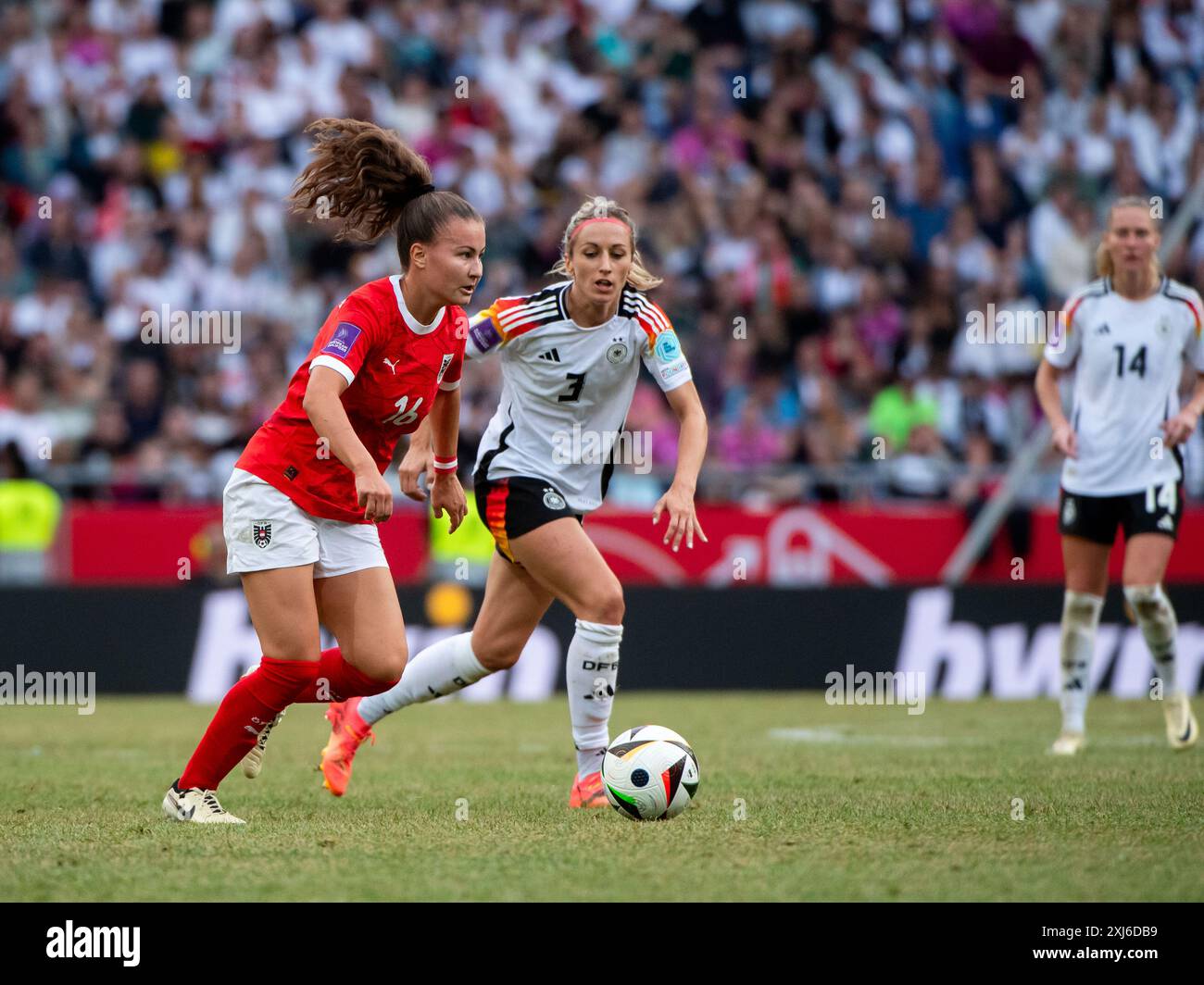 Annabel Schasching (Oesterreich, #16) am Ball, GER, Deutschland (GER ...