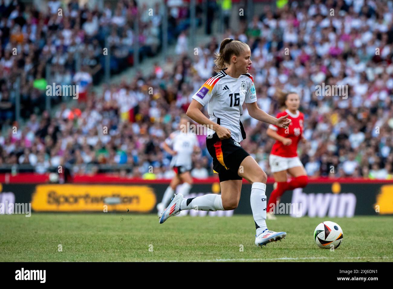 Vivien Endemann (Deutschland, #16) am Ball, GER, Deutschland (GER) vs ...