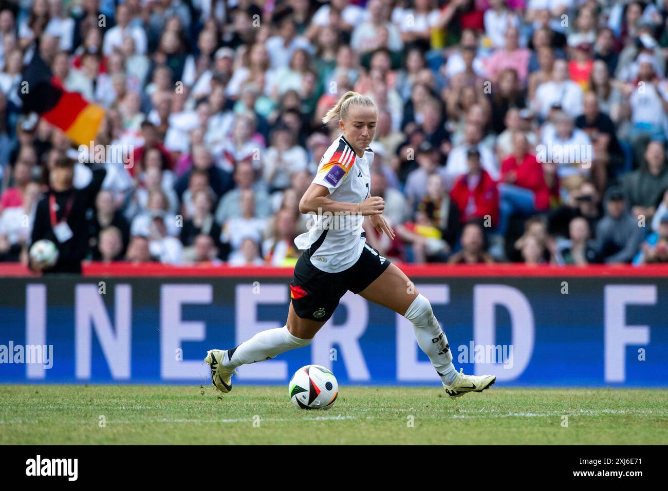 Lea Schueller (Deutschland, #07) am Ball, GER, Deutschland (GER) vs ...