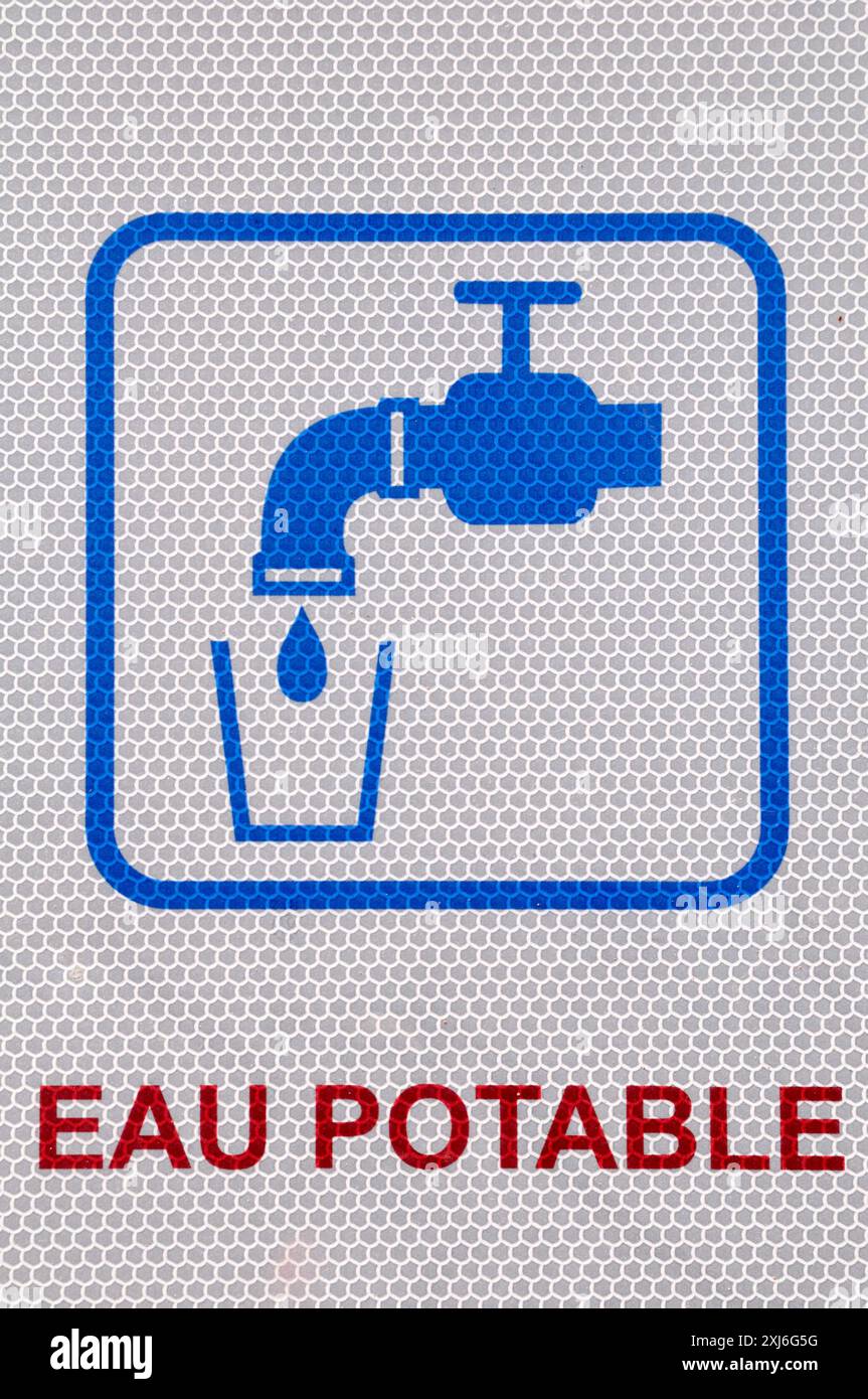 Drinking water tap here sign hi-res stock photography and images - Alamy