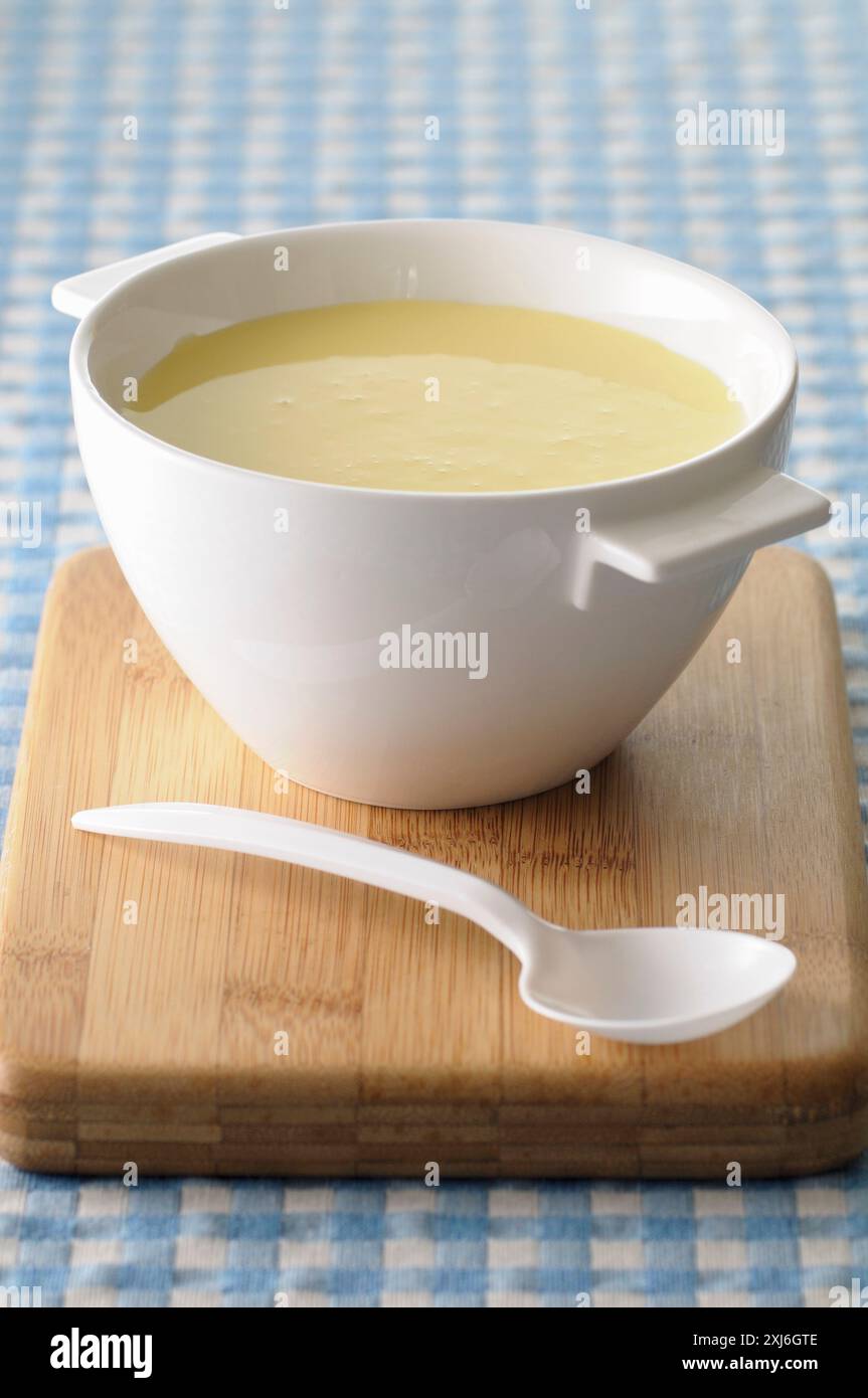 Bowl of custard Stock Photo - Alamy