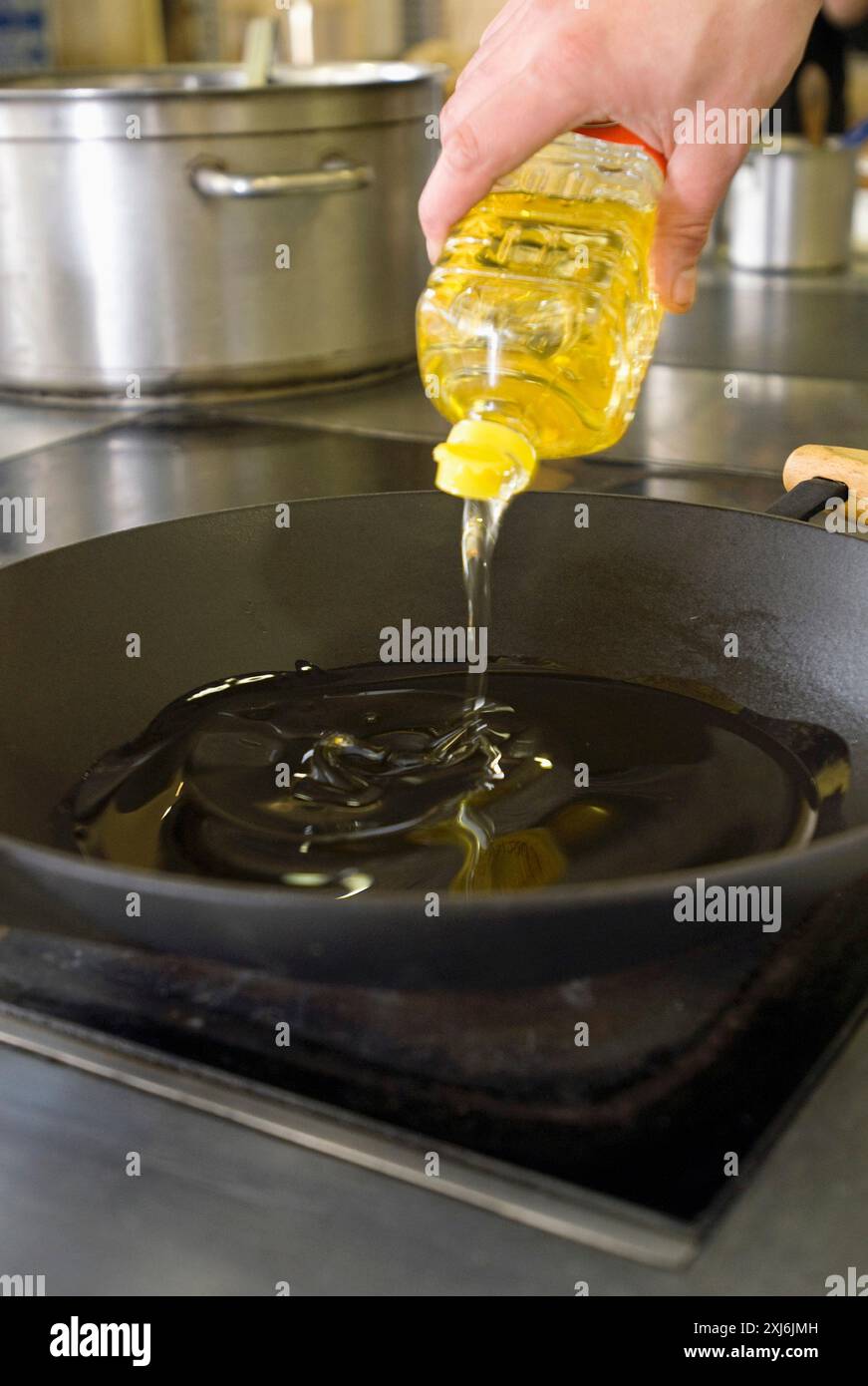 Oil pouring into a pan hi-res stock photography and images - Alamy