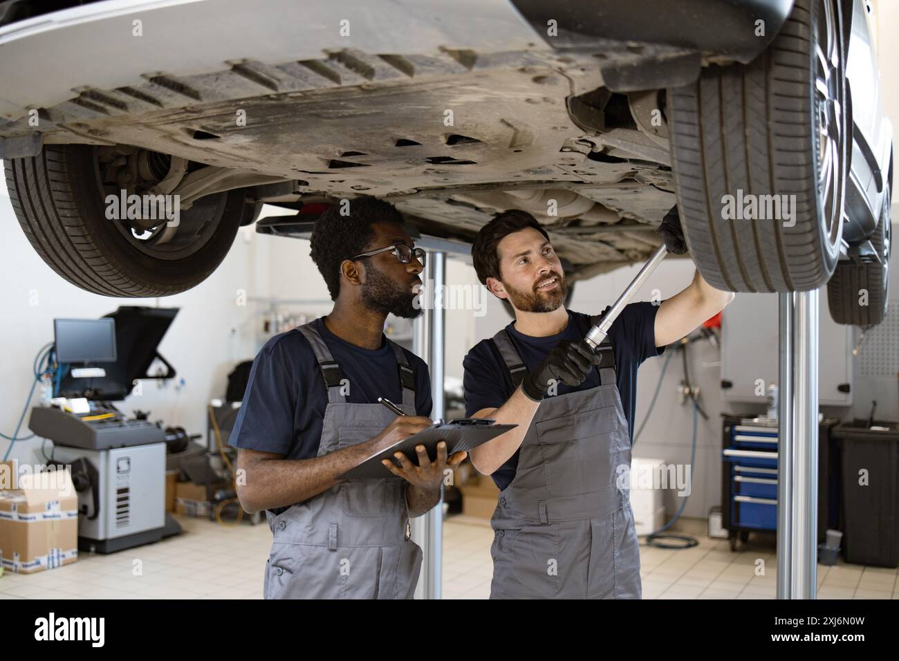 Team auto mechanics two hi-res stock photography and images - Alamy