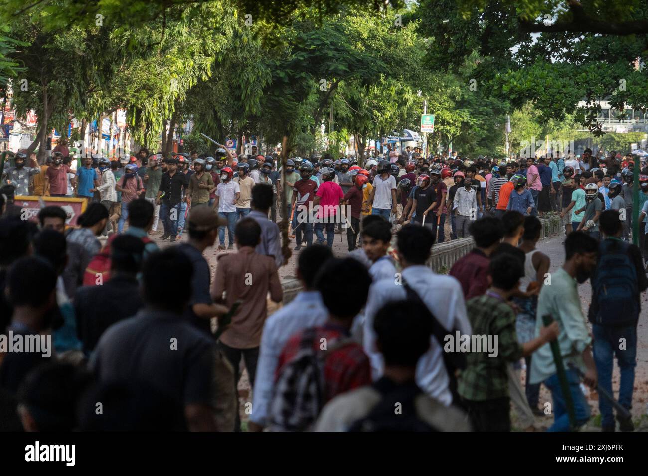 Dhaka, Bangladesh. 16th July, 2024. Quota reform activists clash with ...