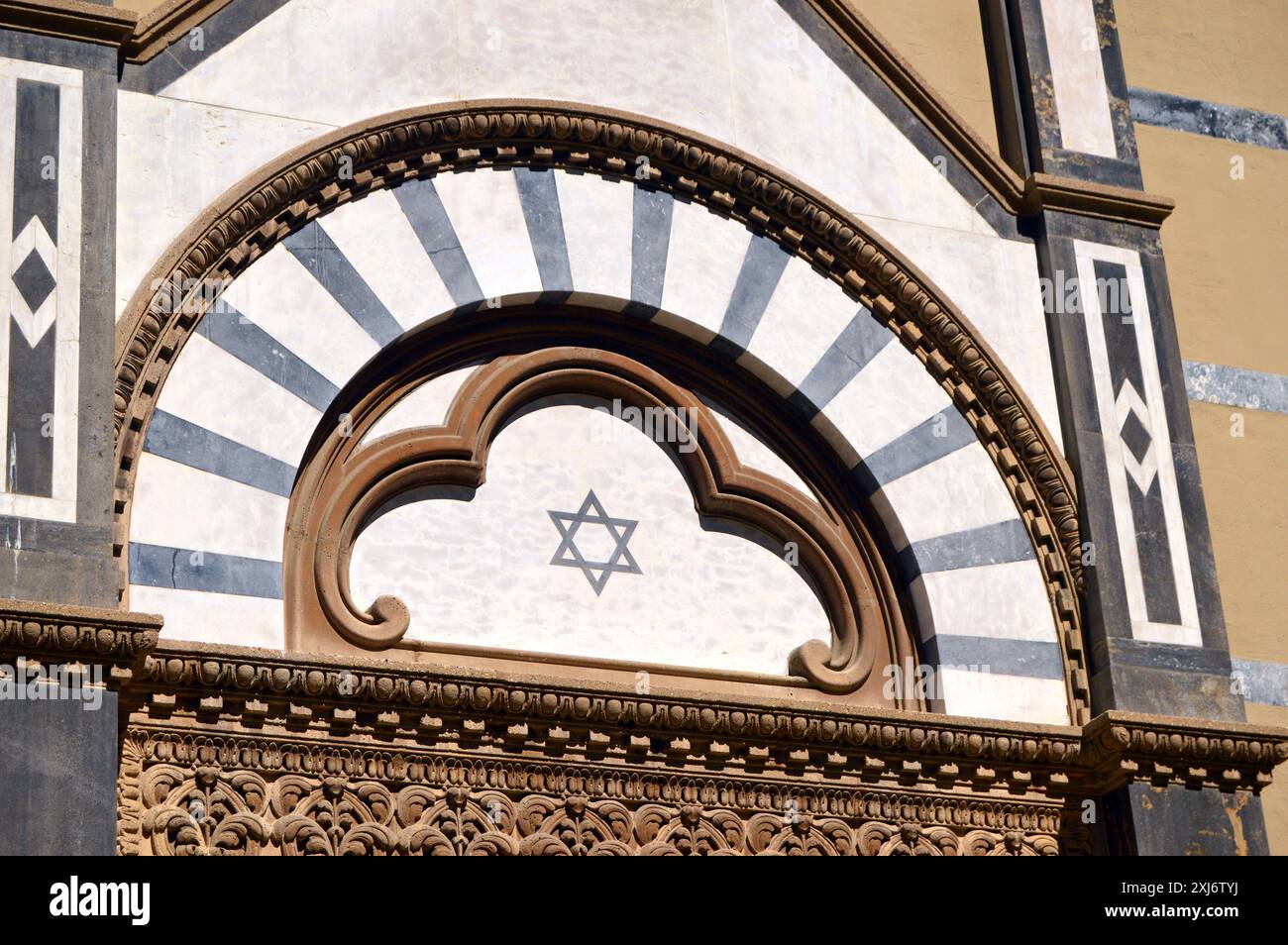 The Star of David stands over the entrance of the Wilshire Boulevard ...