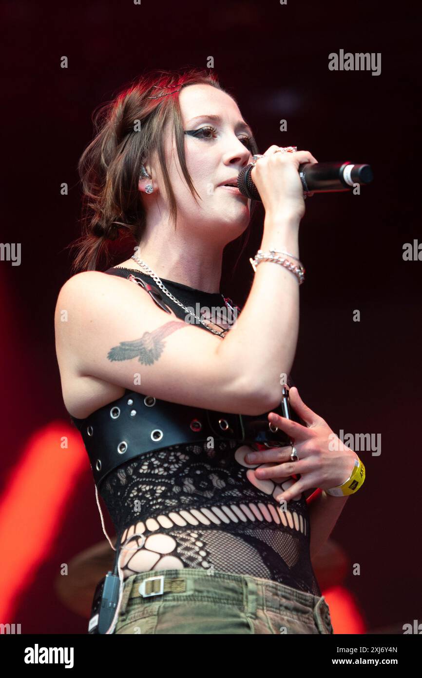 Lead vocalist theresa jarvis of english rock band yonaka hi-res stock ...