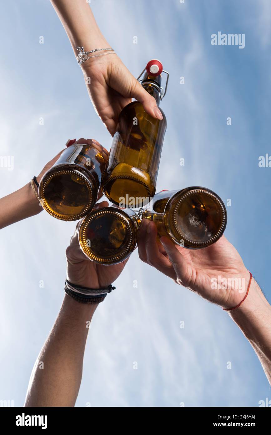Friends drinking beer Stock Photo - Alamy