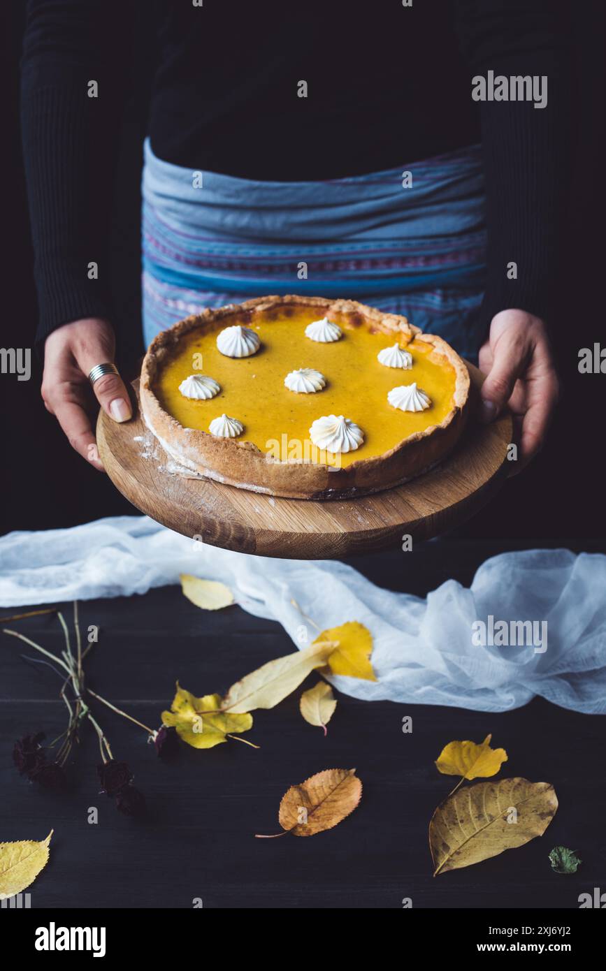 Hands holding a pie hi-res stock photography and images - Alamy