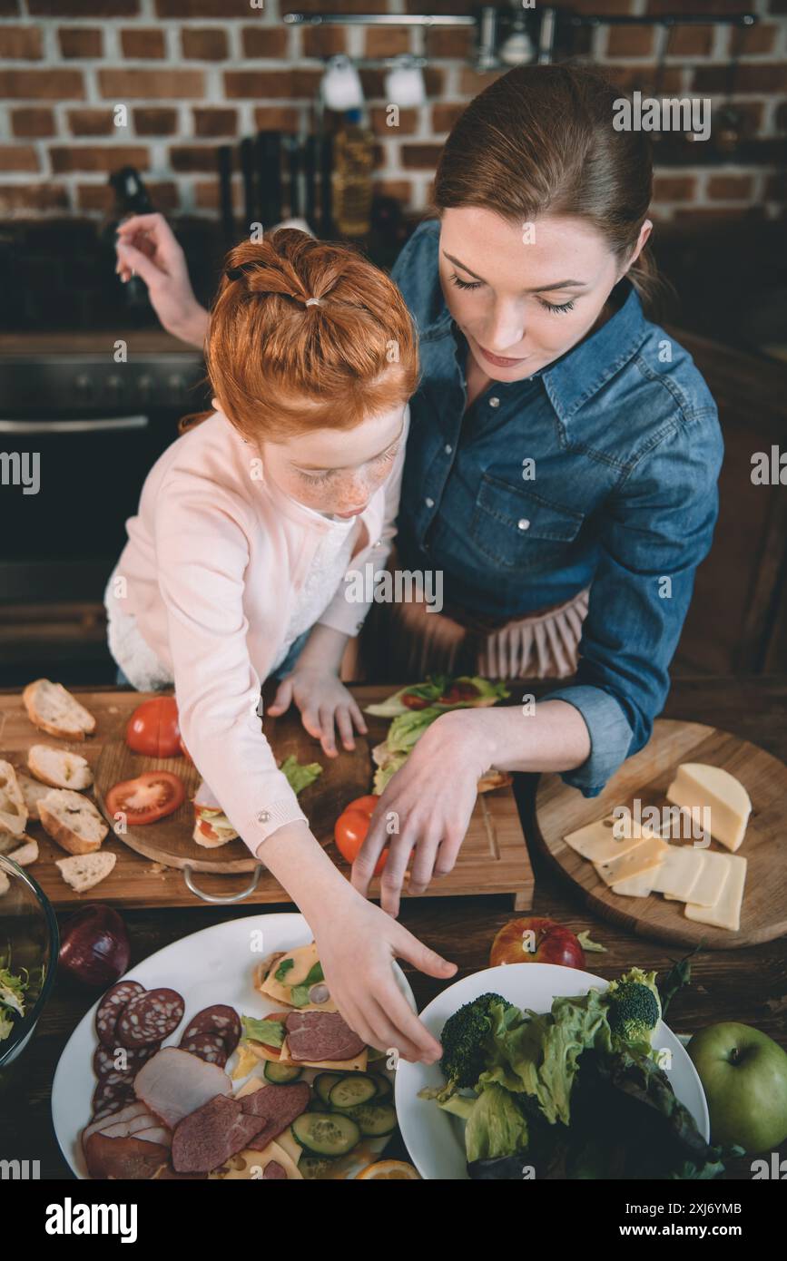 Mother and daughter prepare dinner hi-res stock photography and images ...