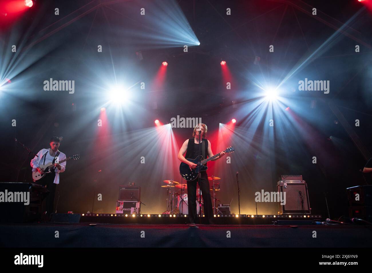 L r lead guitarist chris alderton hi-res stock photography and images ...