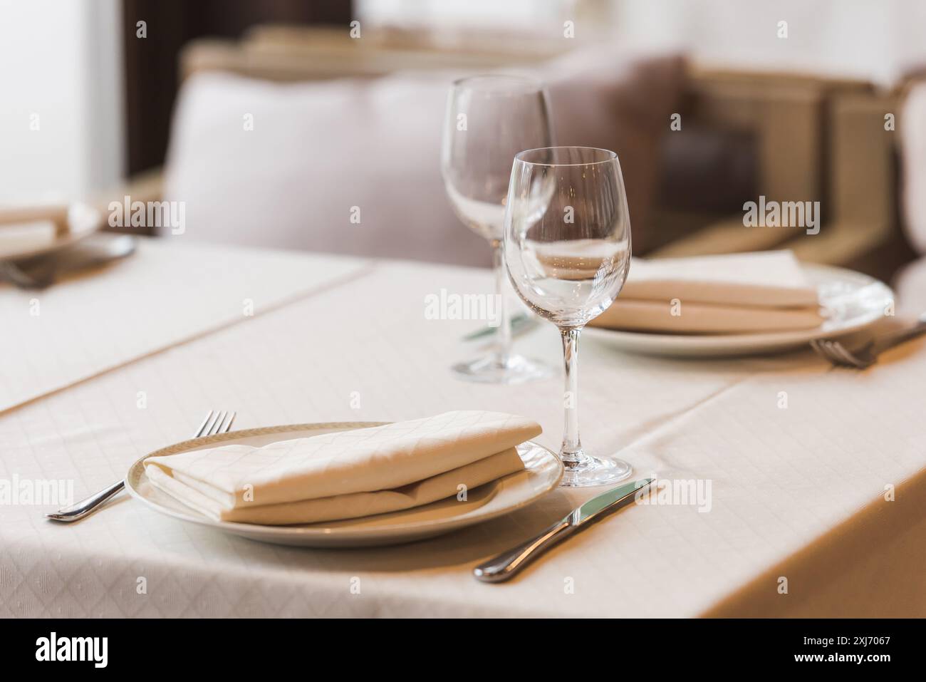 Served banquet table empty hi-res stock photography and images - Alamy