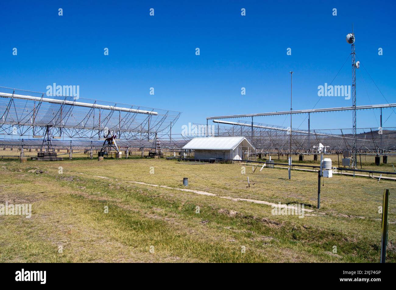 The Mills Cross Radio Telescope at Molonglo Observatory, east of ...