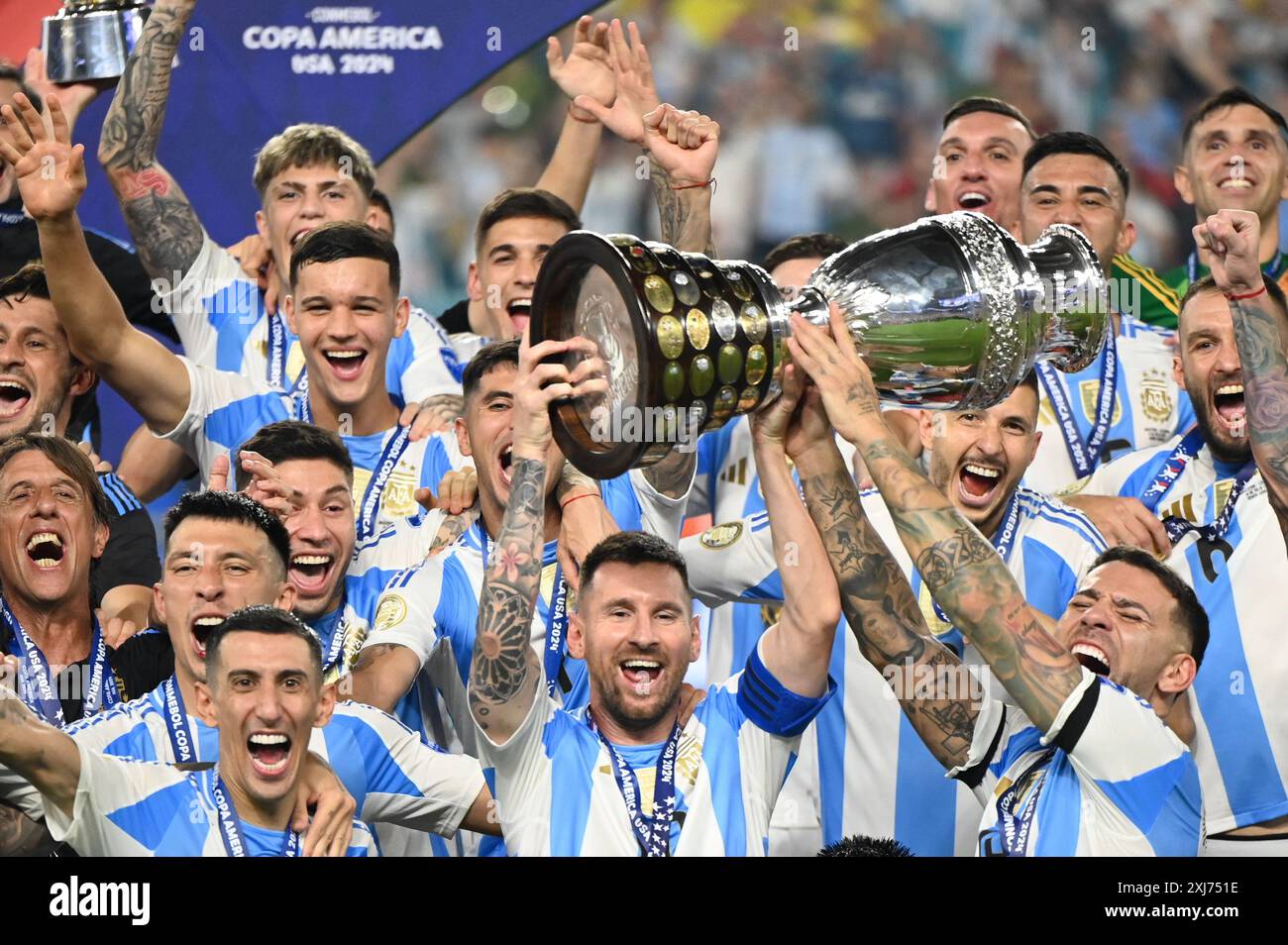 Lionel messi copa america trophy hi-res stock photography and images ...
