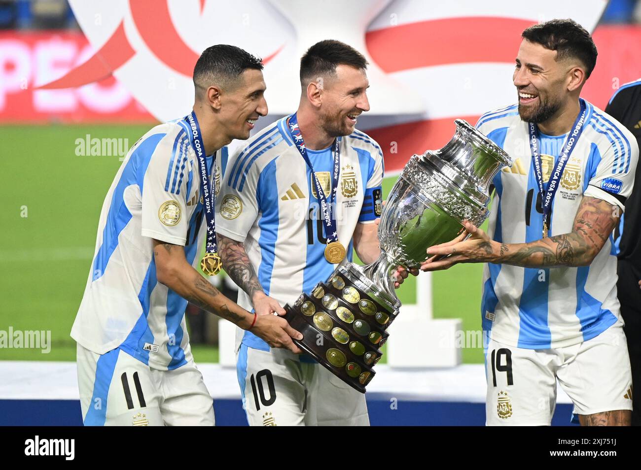 Lionel messi copa america trophy hi-res stock photography and images ...