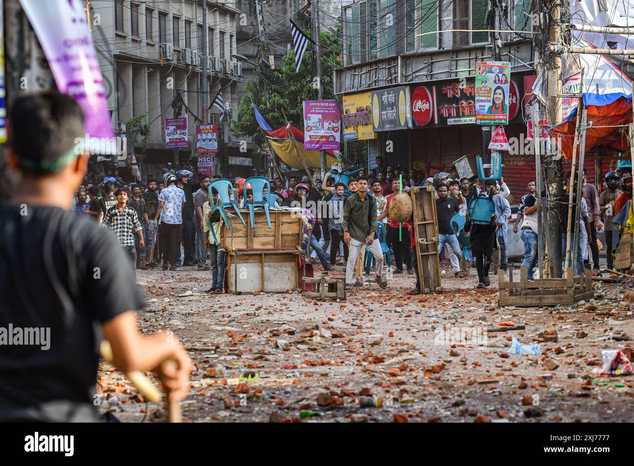 Dhaka, Bangladesh. 16th July, 2024. Anti-quota protesters clash with ...