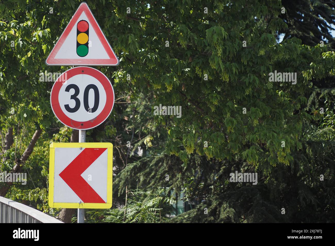 30km speed sign hi-res stock photography and images - Alamy