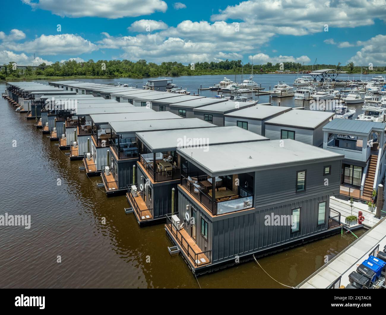 Floating city houseboat community hi-res stock photography and images ...